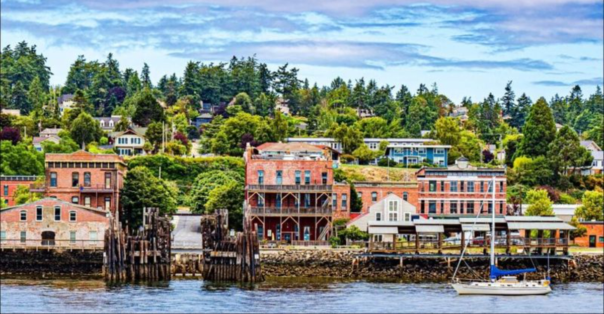 9 Washington Coastal Towns Locals Say Are Ruined By Tourists