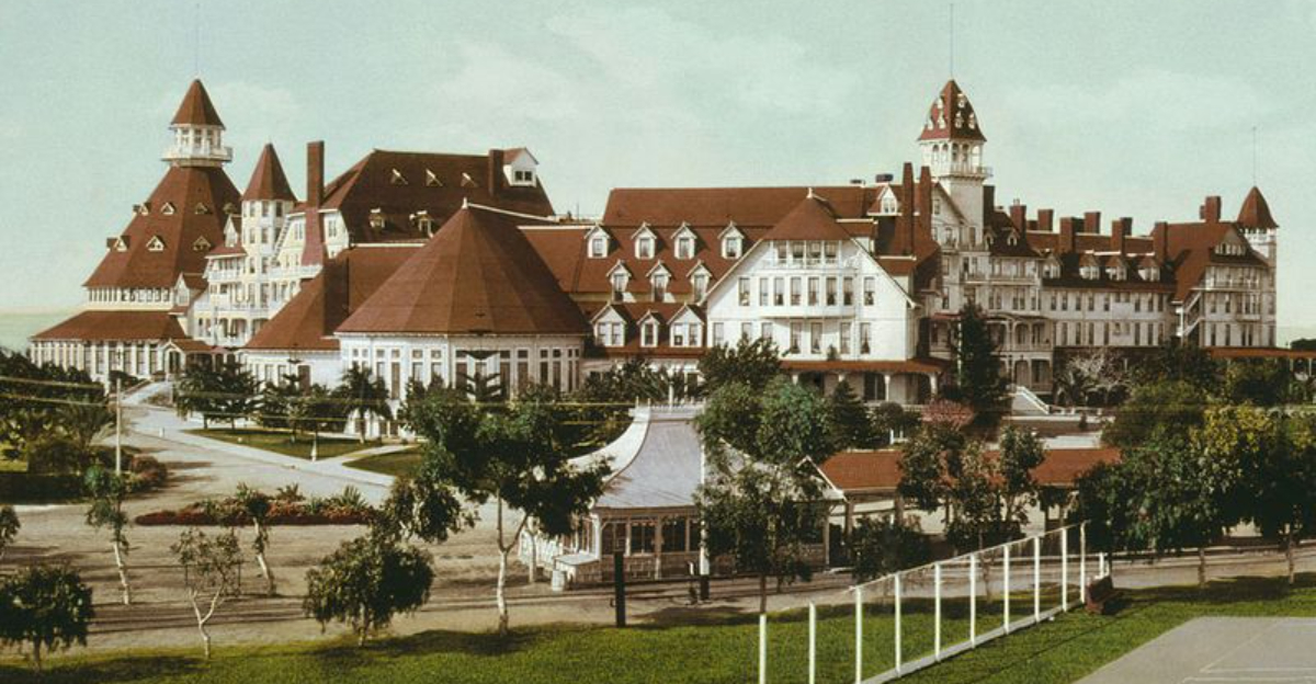 Vintage Photos Of California's Glamorous Hotels From The 1920