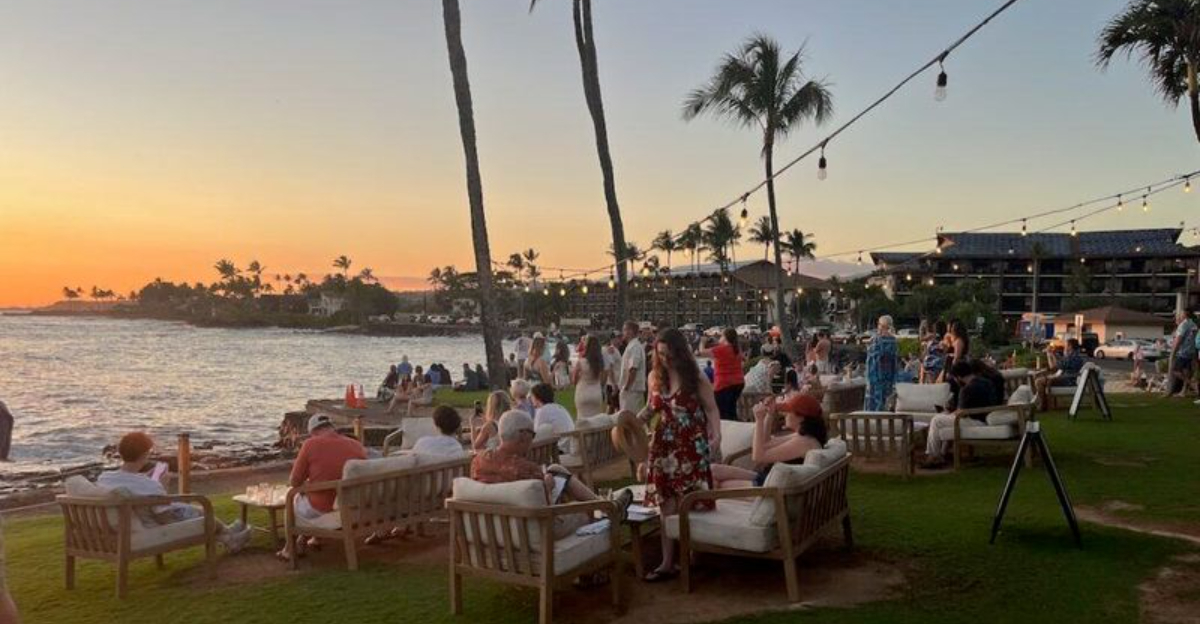 The Cliffside Restaurant In Hawaii That Locals Say Touches The Ocean