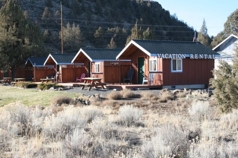 11 Budget-Friendly Holiday Escapes Await In Oregon’s Cozy Towns And ...