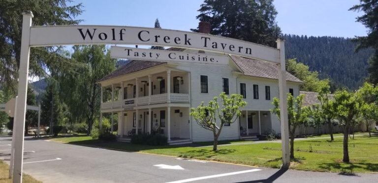 This Haunted Oregon Hotel Is Booked With Ghostly Legends