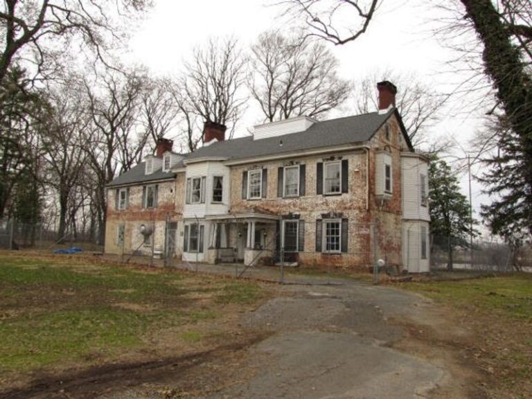 A Revolutionary War Mansion In New Jersey Where Ghost Stories Still Linger