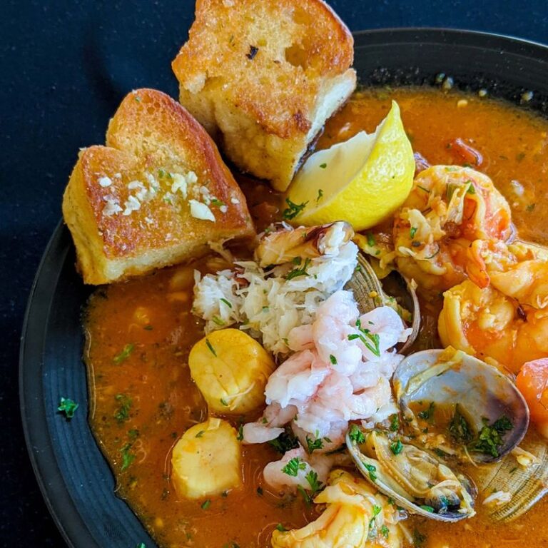 This Cozy Oregon Waterfront Eatery Is a Dungeness Crab Paradise