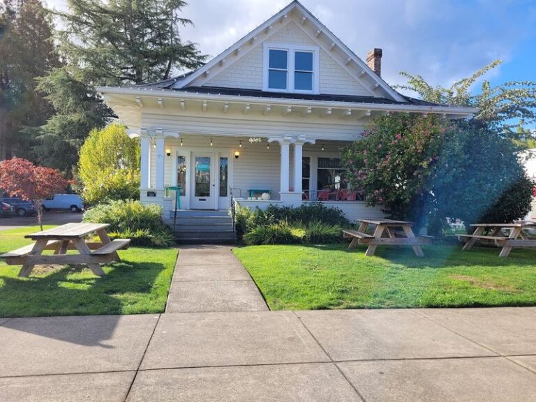 This Charming Oregon Bakery Inside A Historic House Serves Incredible ...