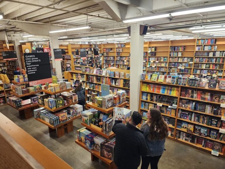This Massive Oregon Bookstore Is the Largest in the World
