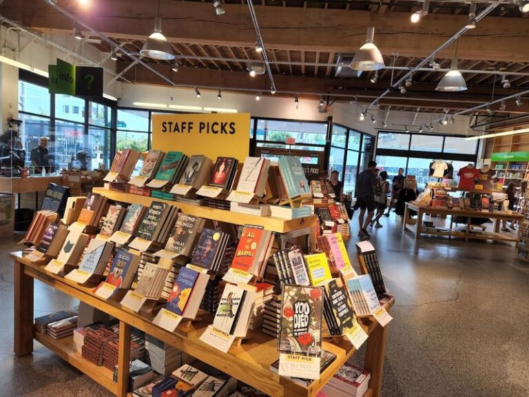 This Massive Oregon Bookstore Is the Largest in the World