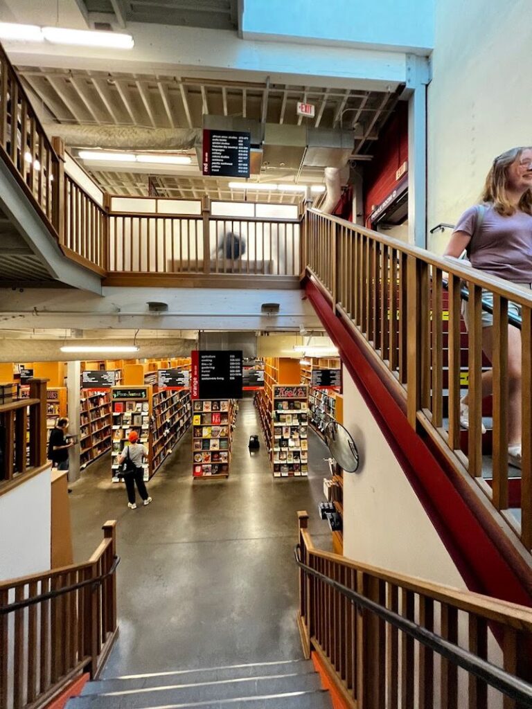 This Massive Oregon Bookstore Is the Largest in the World