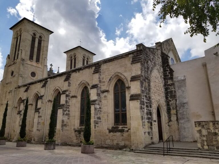One Of The Oldest Cathedrals In The U.S. Turns Into A Light Show After ...