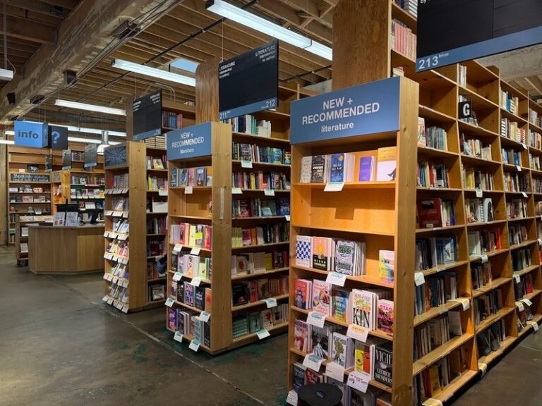 This Massive Oregon Bookstore Is the Largest in the World