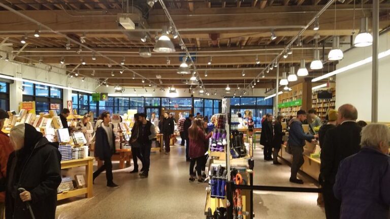 This Massive Oregon Bookstore Is the Largest in the World