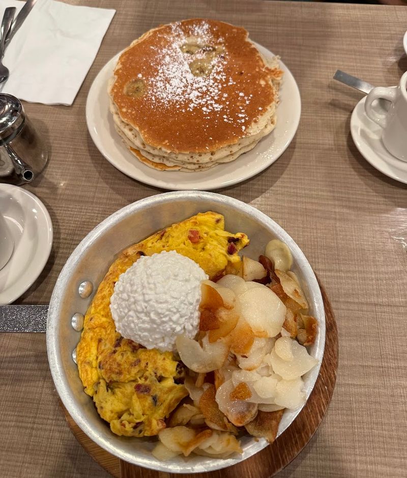 Illinois Locals Brave Massive Weekend Crowds For This Diner's Iconic ...
